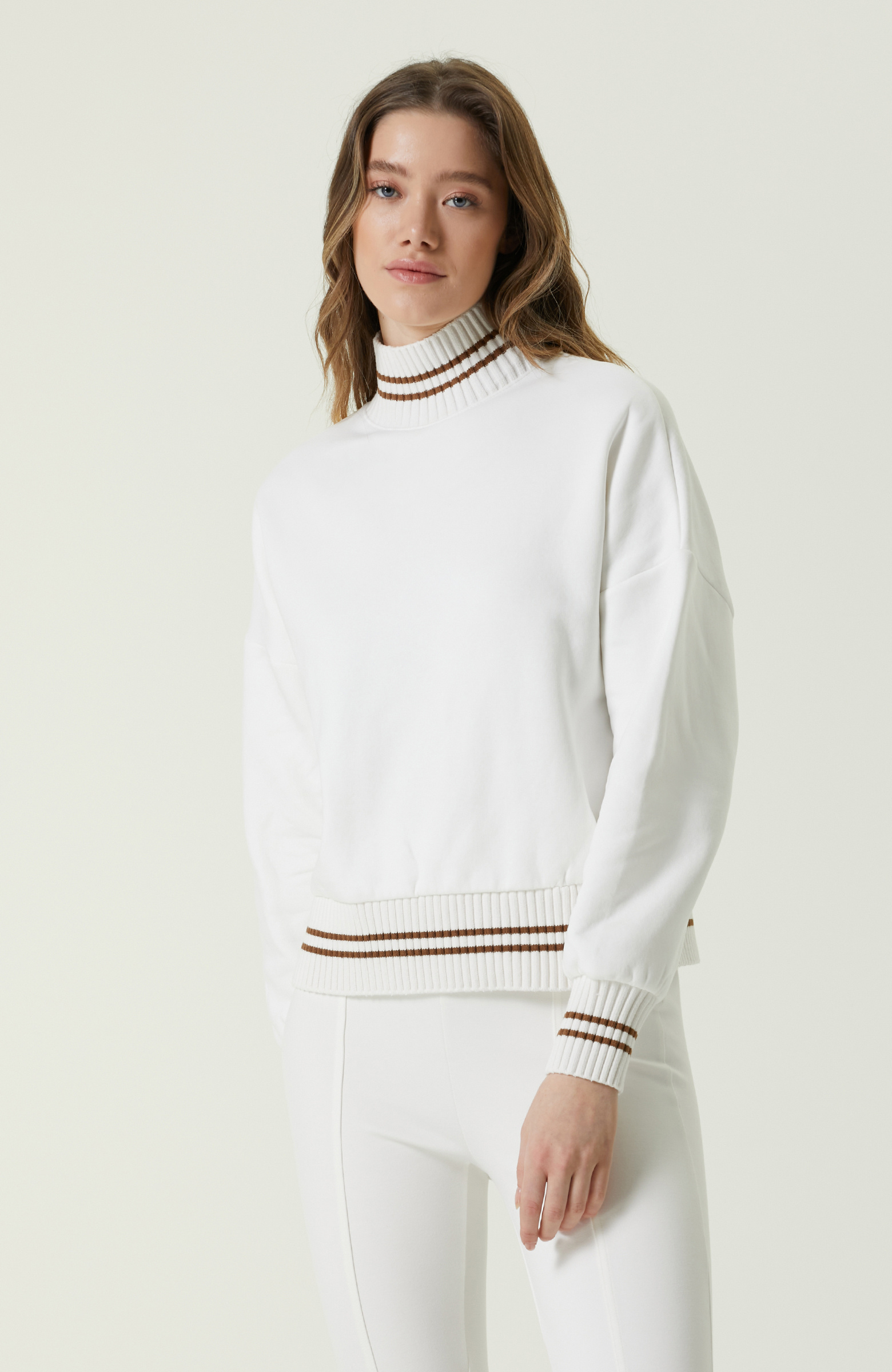 Basic Fit Ekru Sweatshirt