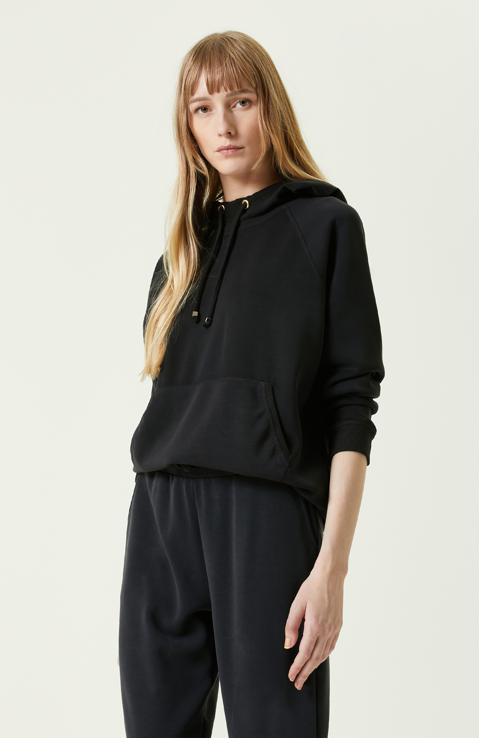 Slim Fit Siyah Kapüşonlu Sweatshirt Slim Fit Siyah Kapüşonlu Sweatshirt