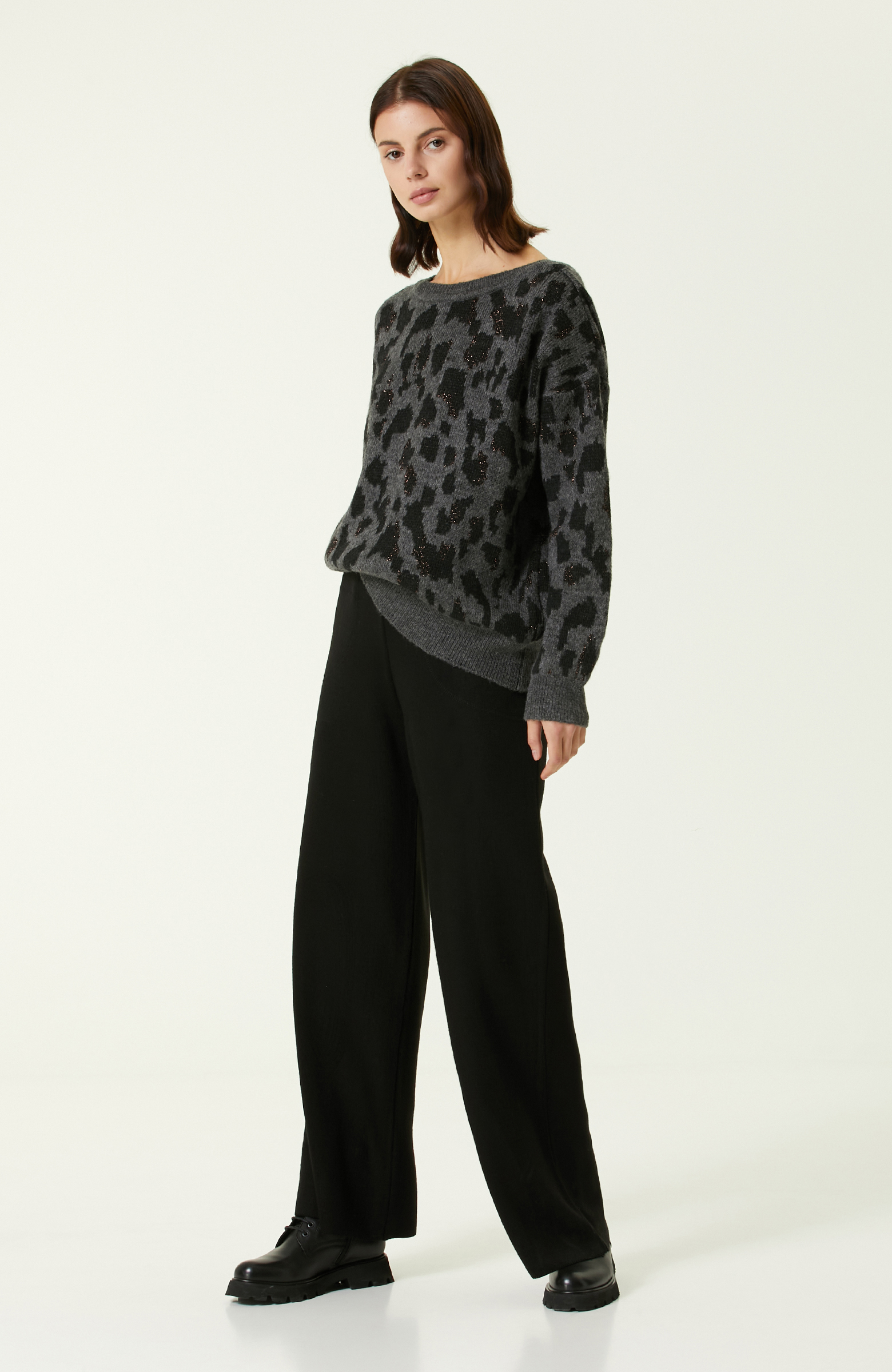 Basic Fit Siyah Leopar Desenli Kazak