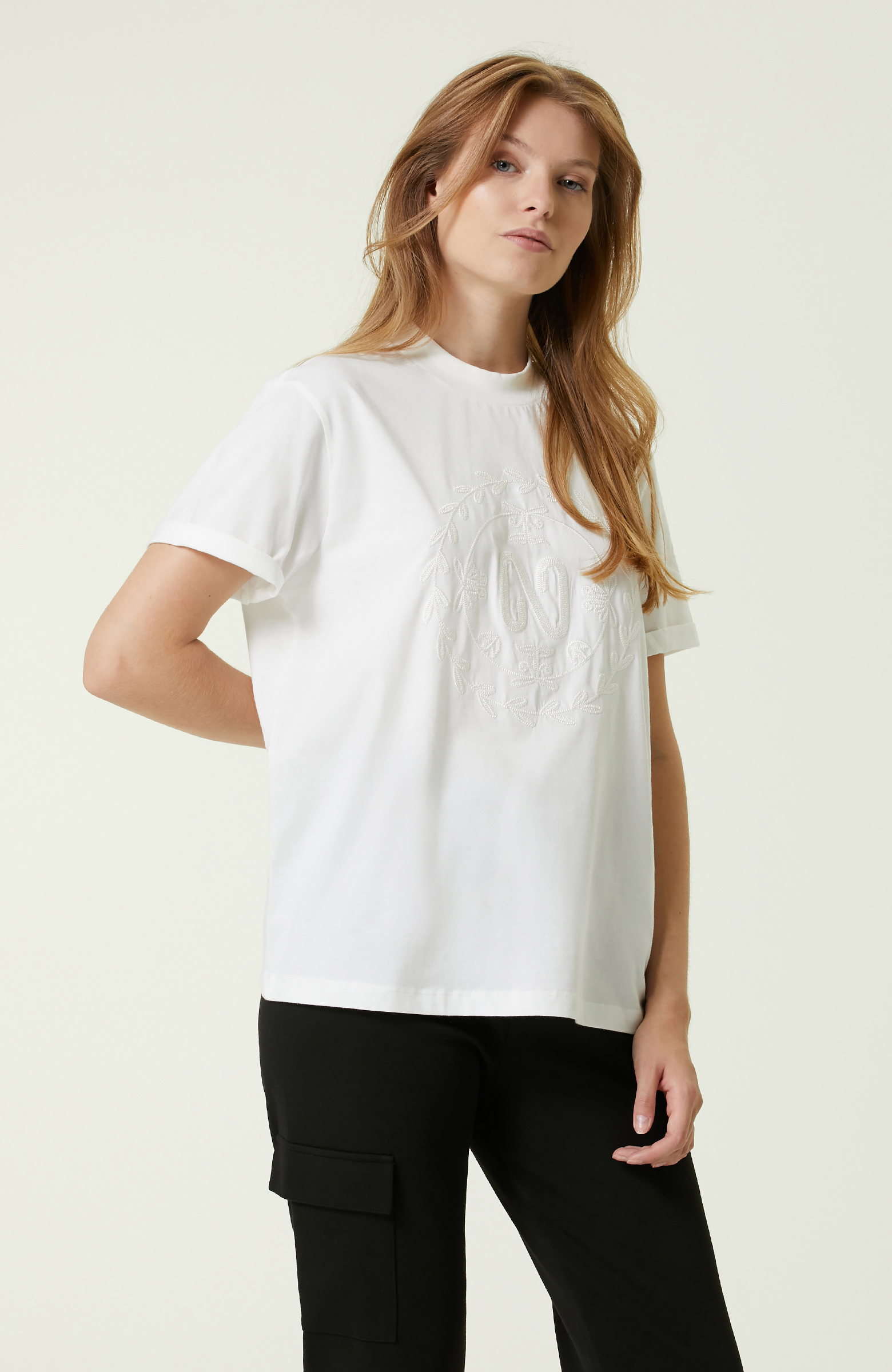 Basic Fit Beyaz Nakışlı T-shirt Basic Fit Beyaz Nakışlı T-shirt