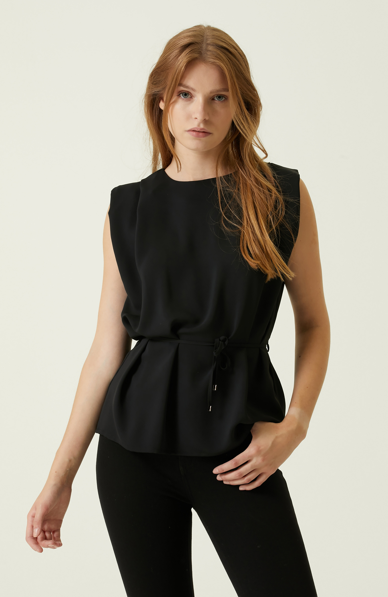 Regular Fit Siyah Beli Bağcıklı Bluz Regular Fit Siyah Beli Bağcıklı Bluz