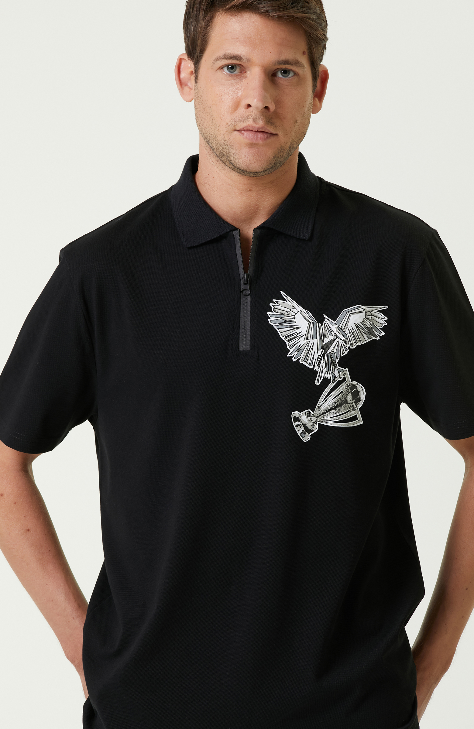 Hunter Kartal Baskılı Fermuar Detaylı Comfort Fit Polo Yaka T-Shirt Hunter Kartal Baskılı Fermuar Detaylı Comfort Fit Polo Yaka T-Shirt