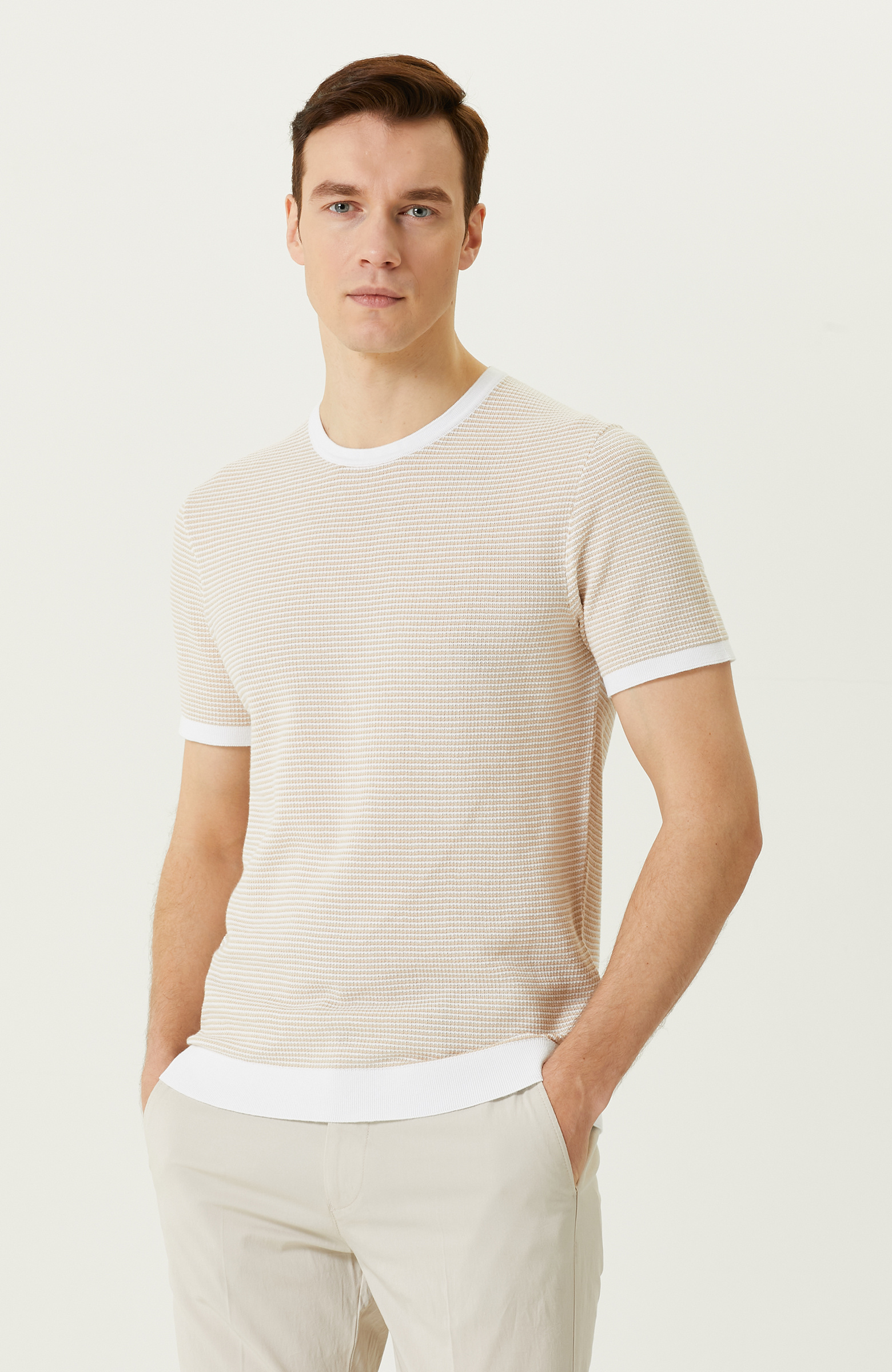 Beyaz Bej Çizgi Desenli Kısa Kol Kazak