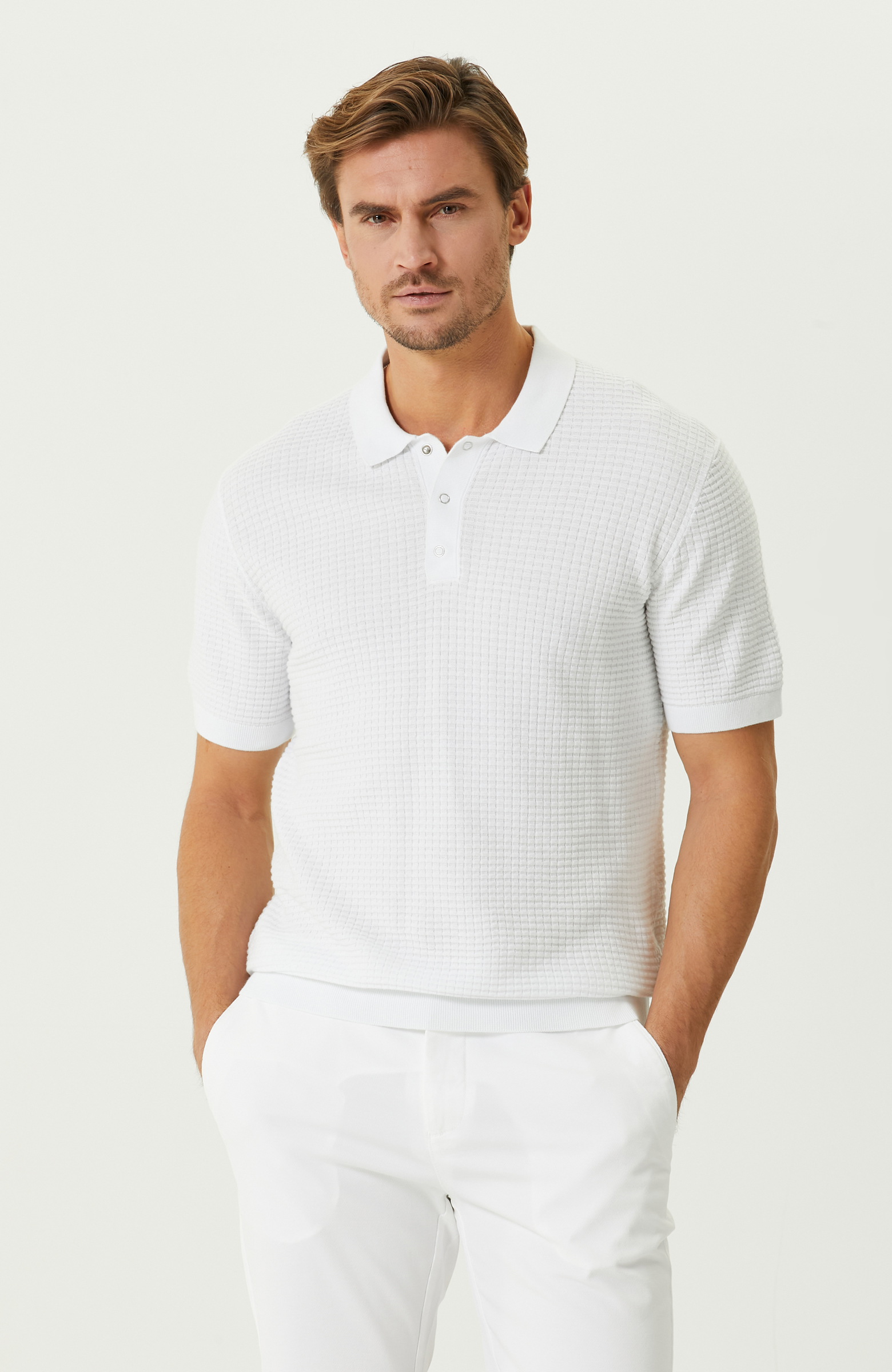 Beyaz Polo Yaka Dokulu Kazak