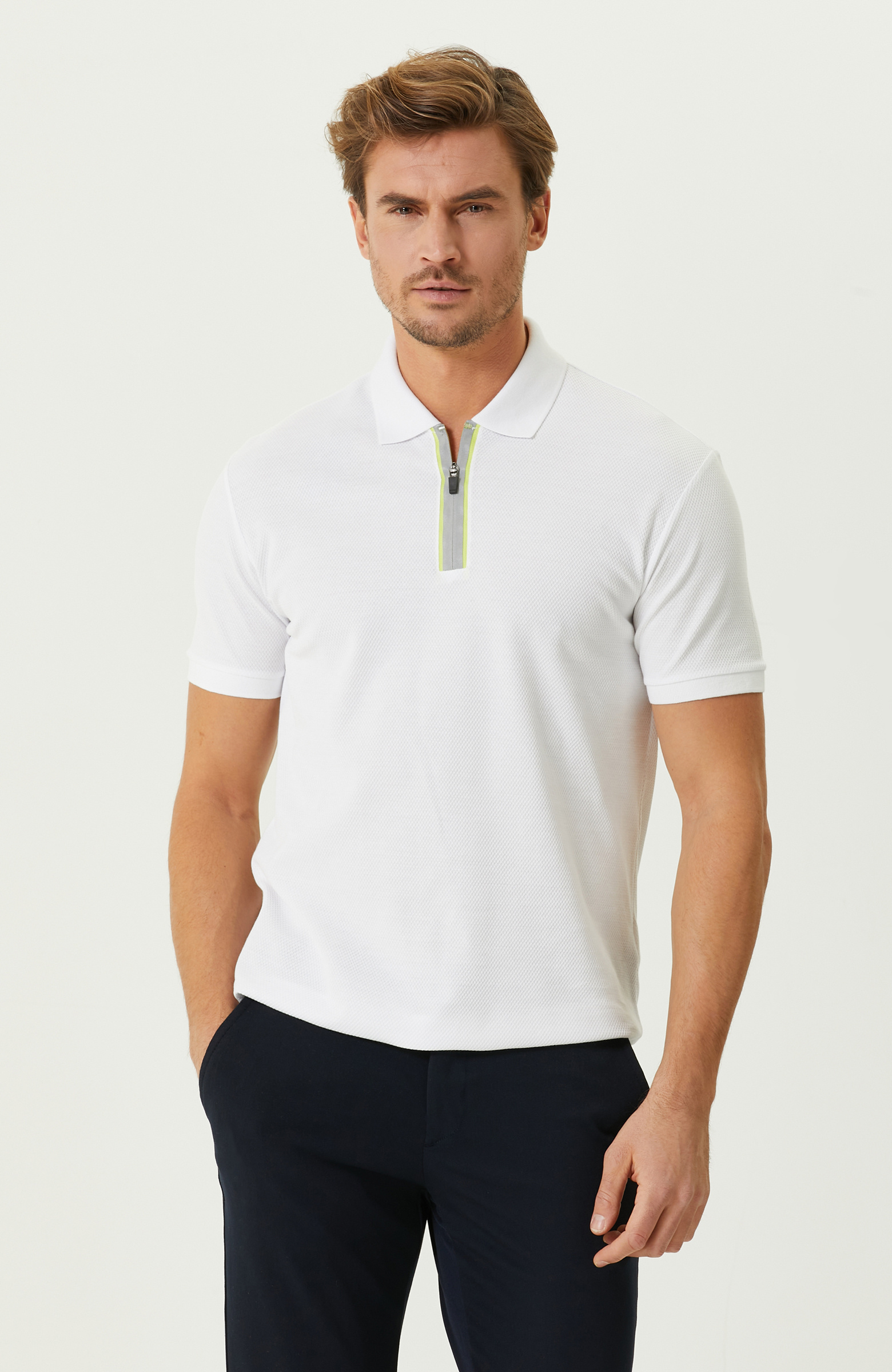 Beyaz Polo Yaka Dokulu T-shirt