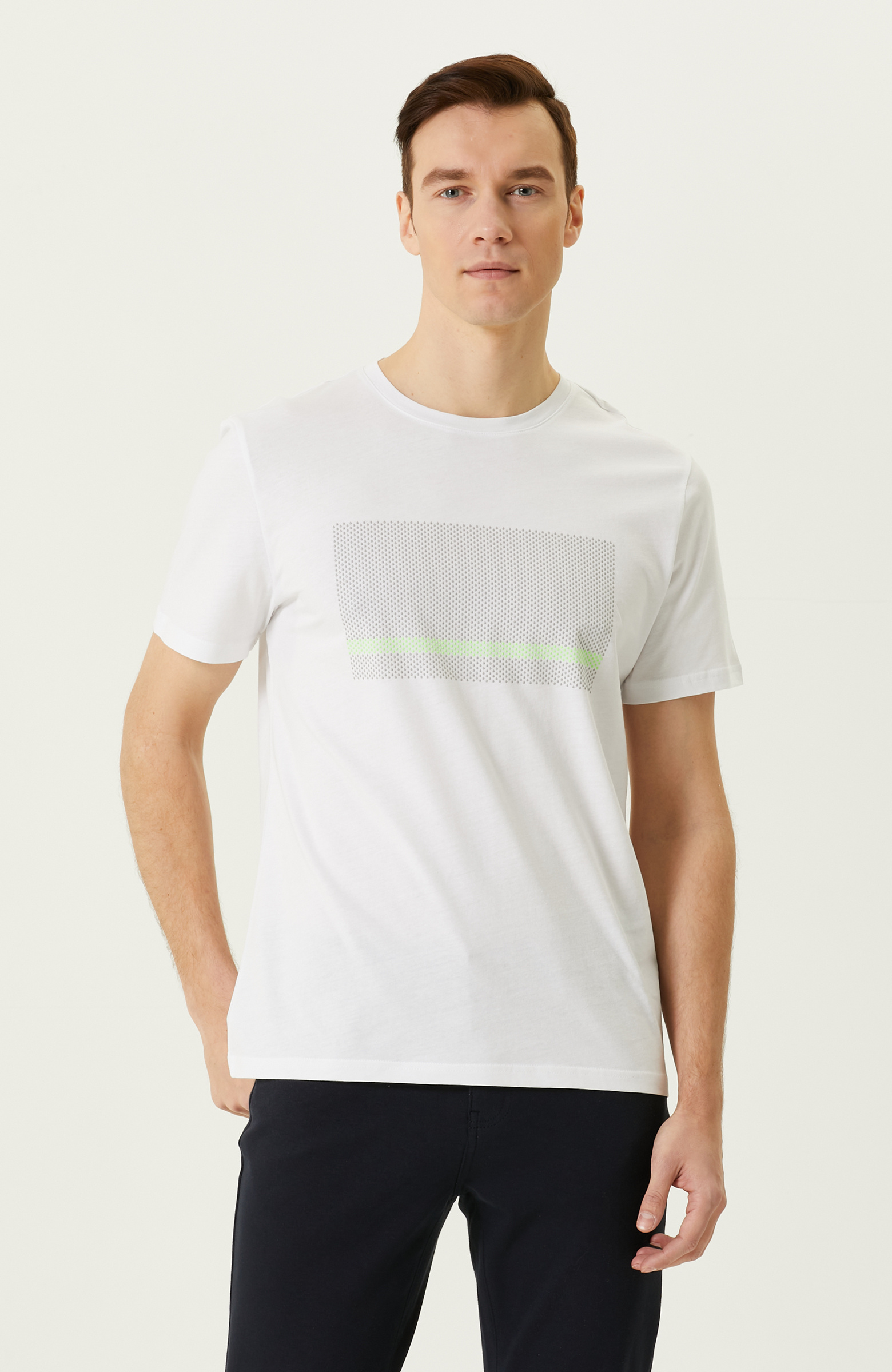 Beyaz Çivi Baskılı T-shirt