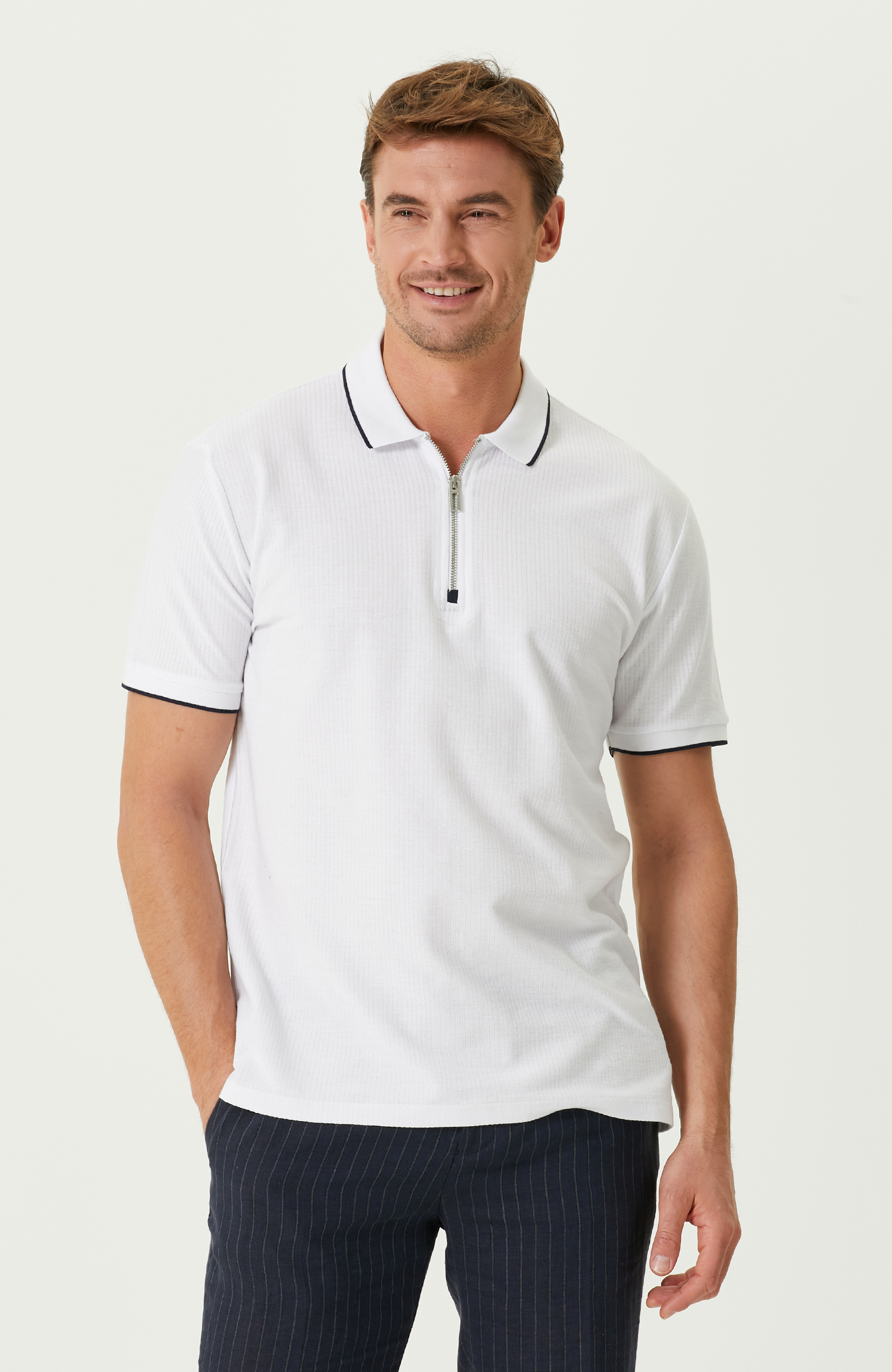 Slim Fit Beyaz Jakarlı T-shirt Slim Fit Beyaz Jakarlı T-shirt