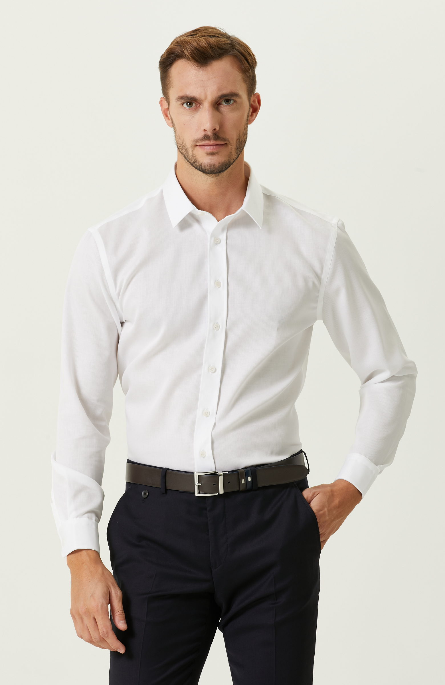 Slim Fit Beyaz Non-iron Jakarlı Gömlek Slim Fit Beyaz Non-iron Jakarlı Gömlek