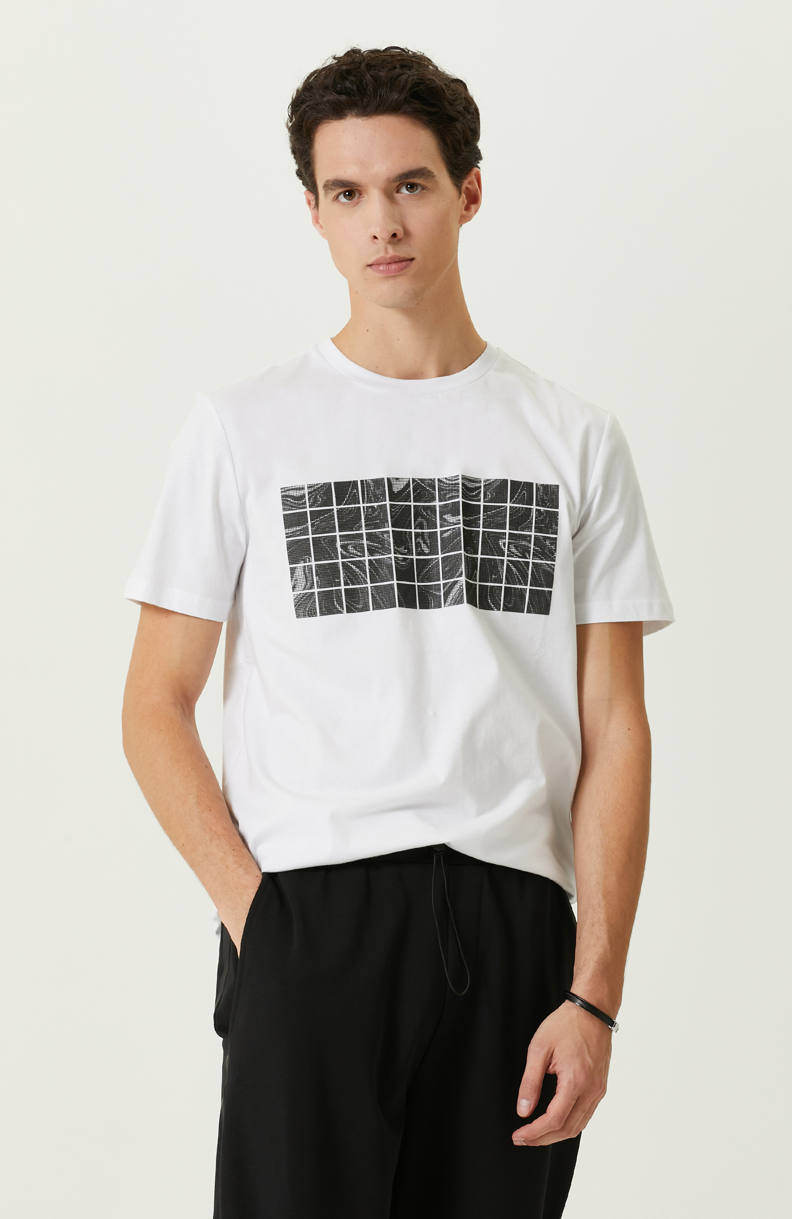Beyaz Baskılı Pamuklu Slim Fit T-Shirt Beyaz Baskılı Pamuklu Slim Fit T-Shirt
