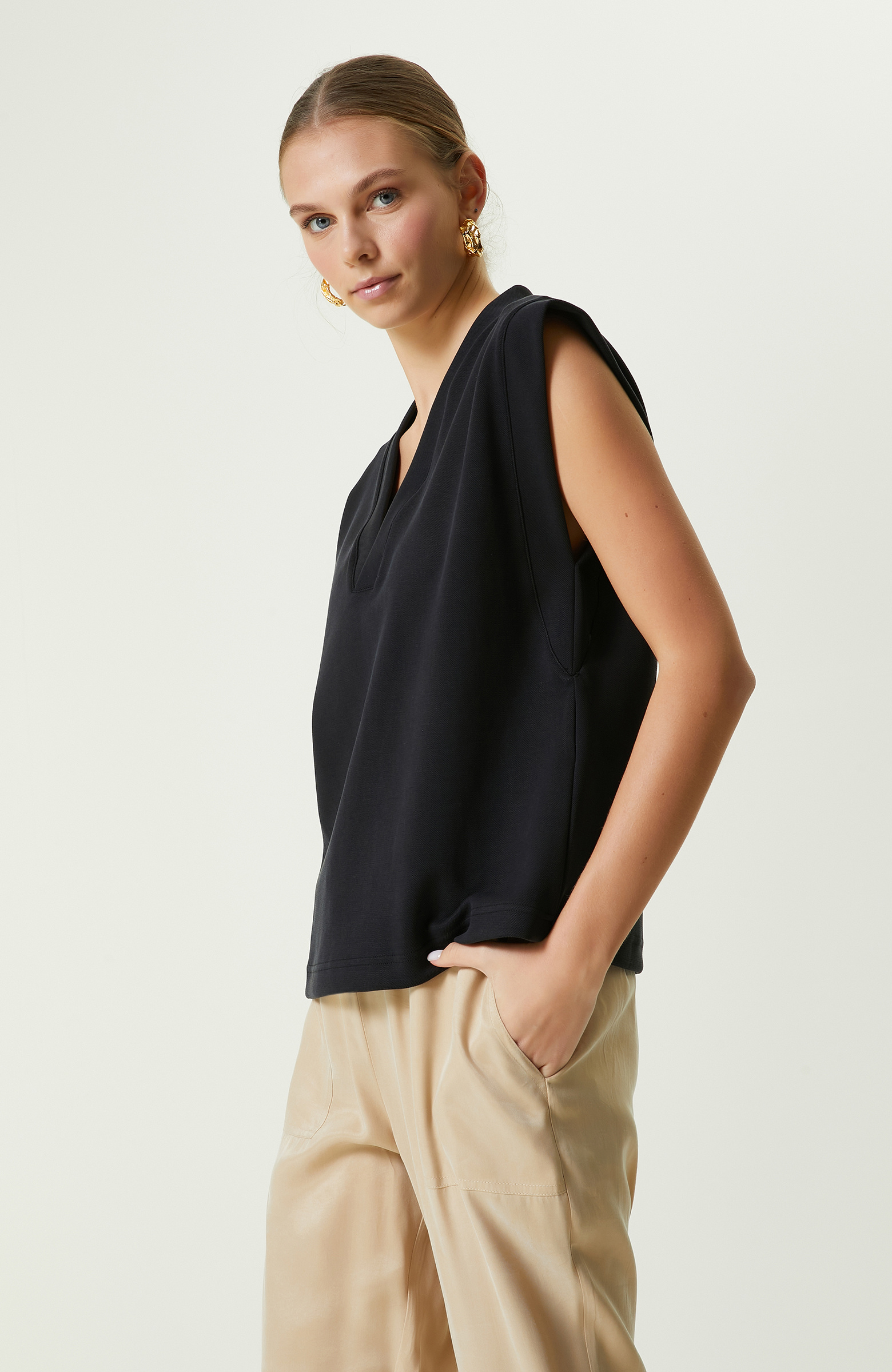 Siyah Kolsuz V Yaka T-Shirt