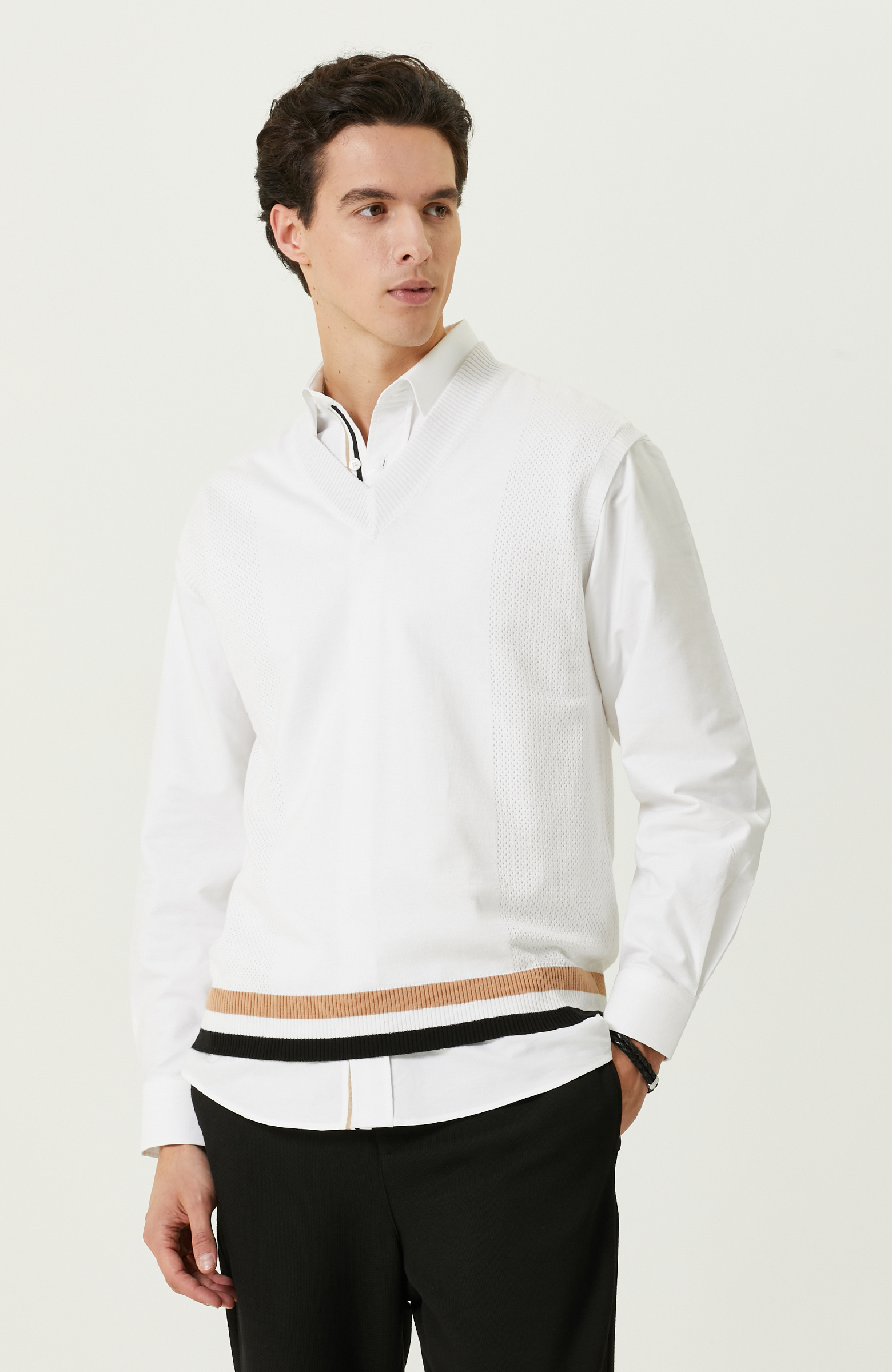 Beyaz V Yaka Kolsuz Triko Süveter