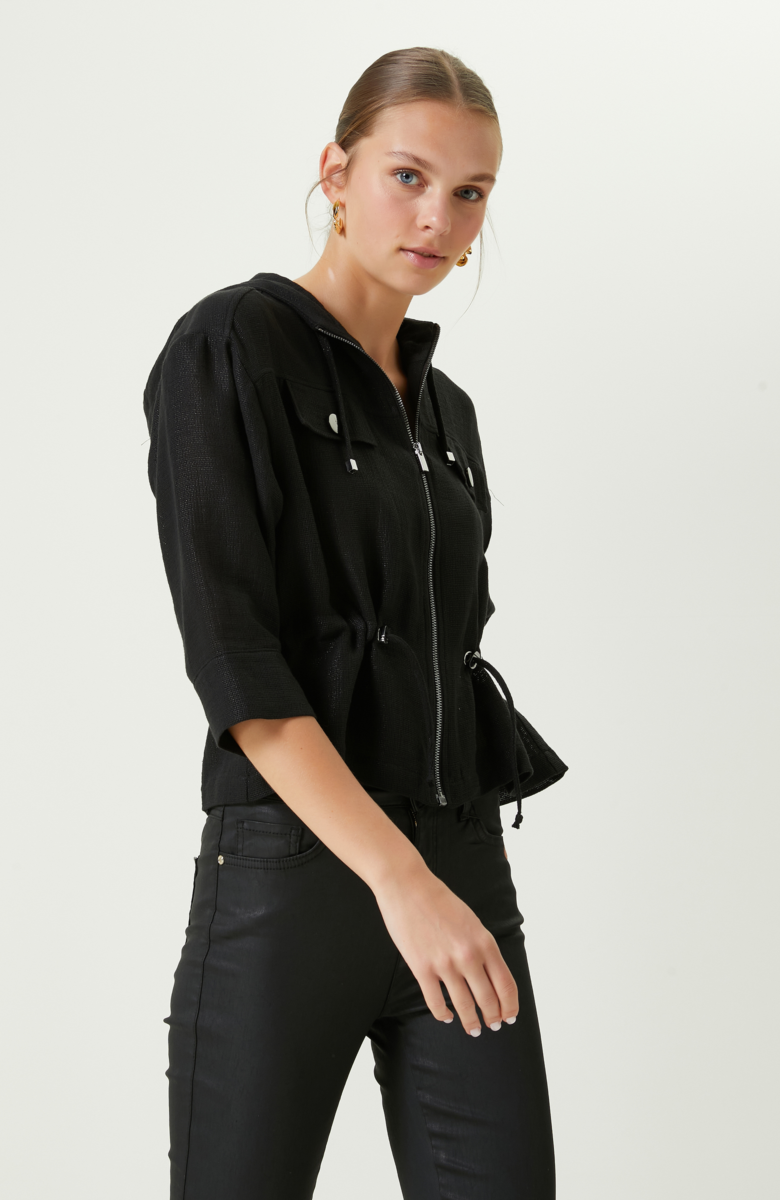 Siyah Kapüşonlu Beli Büzgü Detaylı Ceket Siyah Kapüşonlu Beli Büzgü Detaylı Ceket