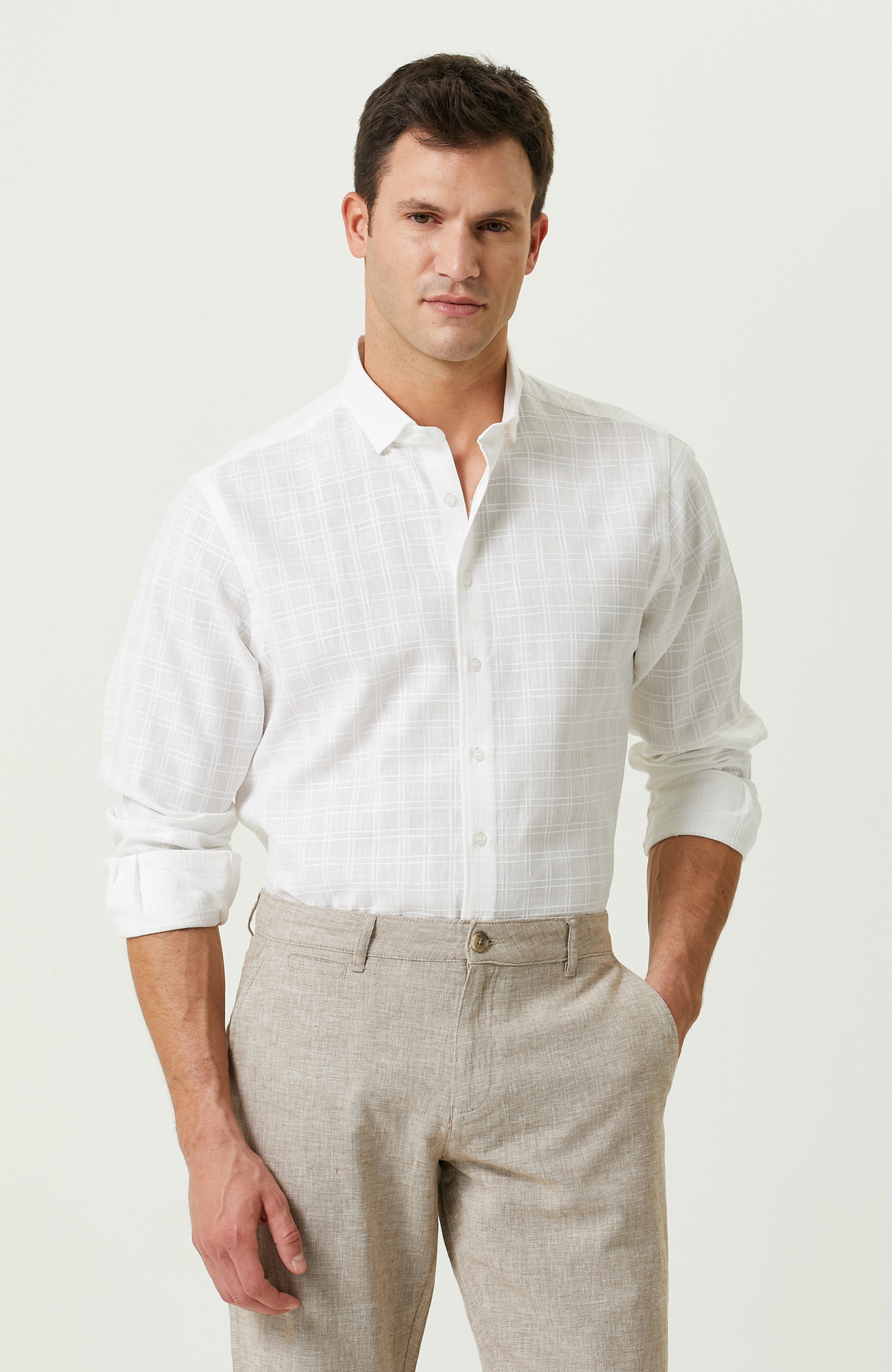 Beyaz Alttan Britli Yaka Uzun Kollu Gömlek