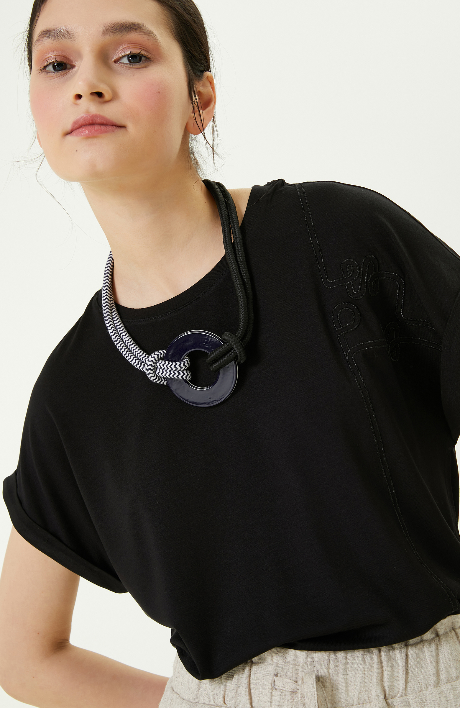 Nakışlı Kısa Kollu Siyah Tshirt