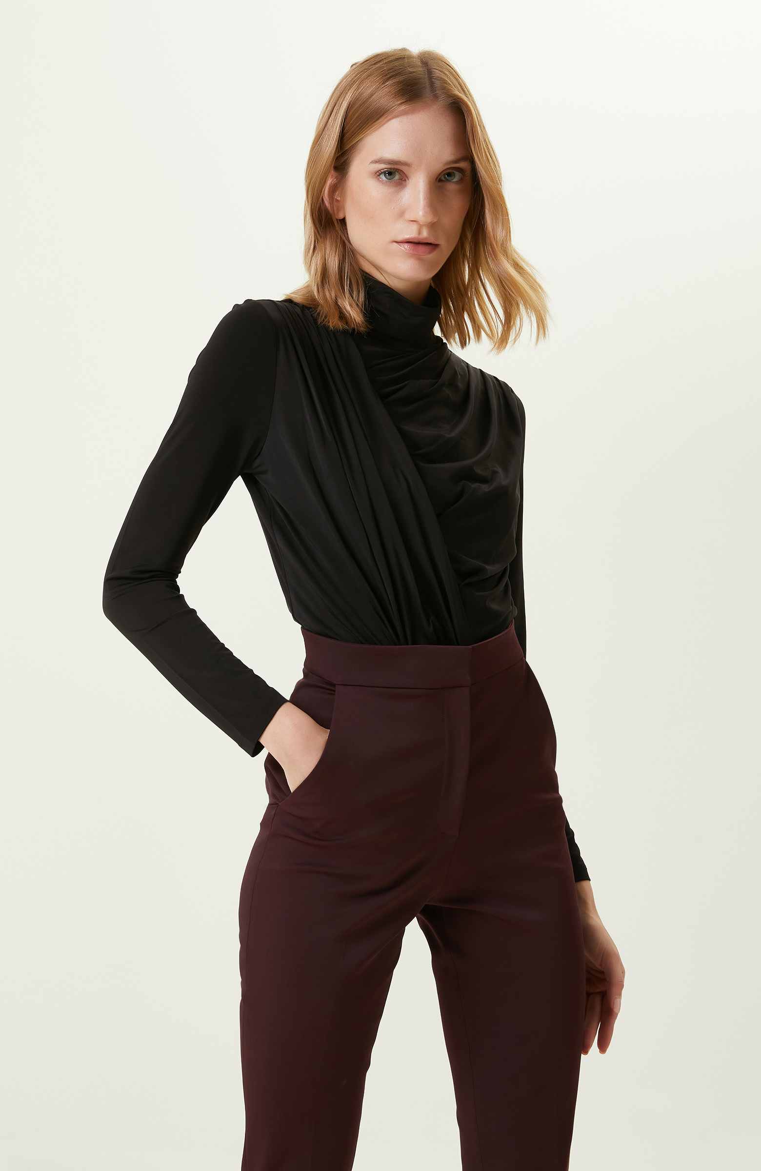 Siyah Dik Yaka Çıtçıtlı Body