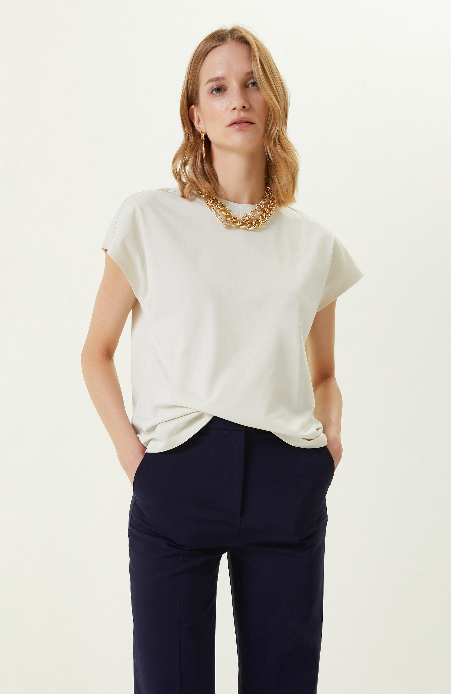 Taş Dik Yaka Kısa Kollu Tshirt