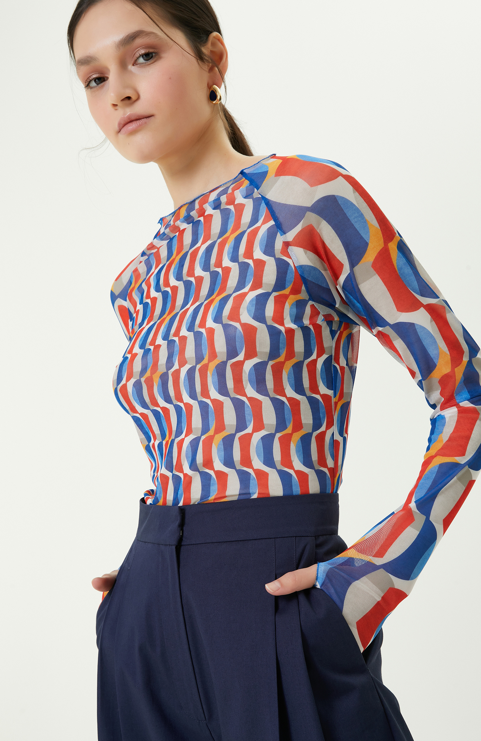 Desenli Beyaz Uzun Kollu Bluz