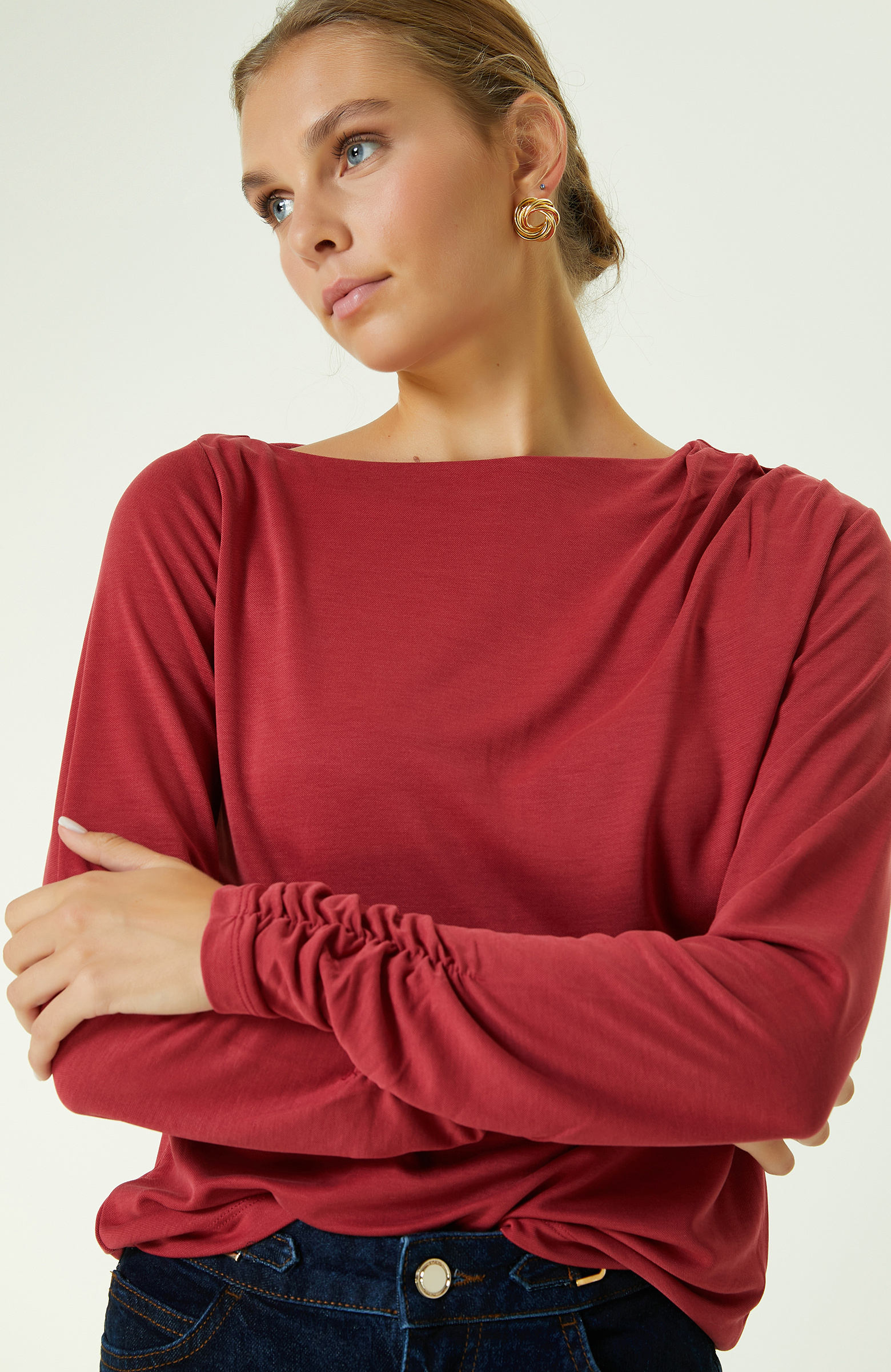 Omuzda Kırgı Detaylı Kırmızı Bluz
