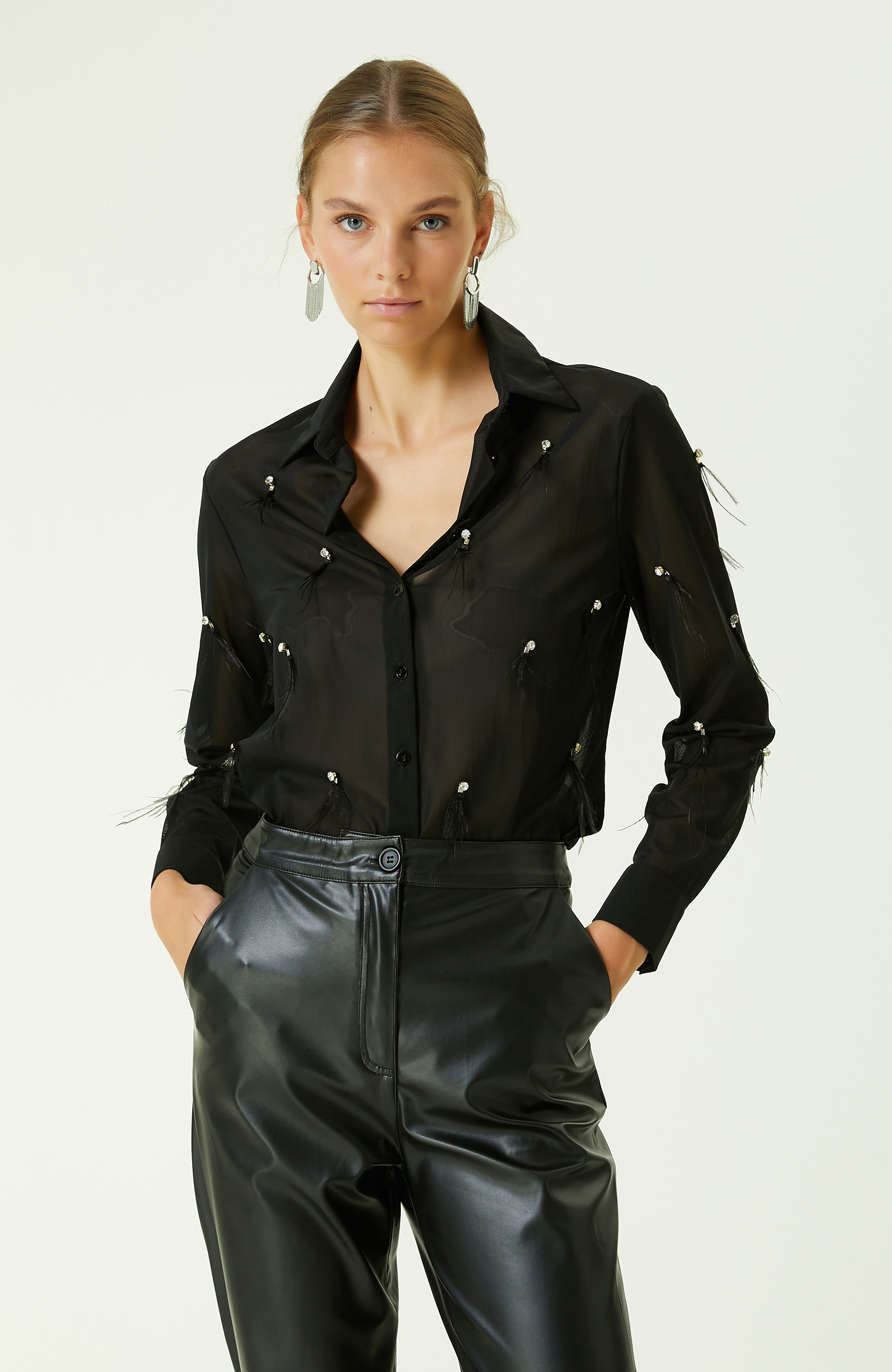 Otriş ve Taş Detaylı Siyah Gömlek