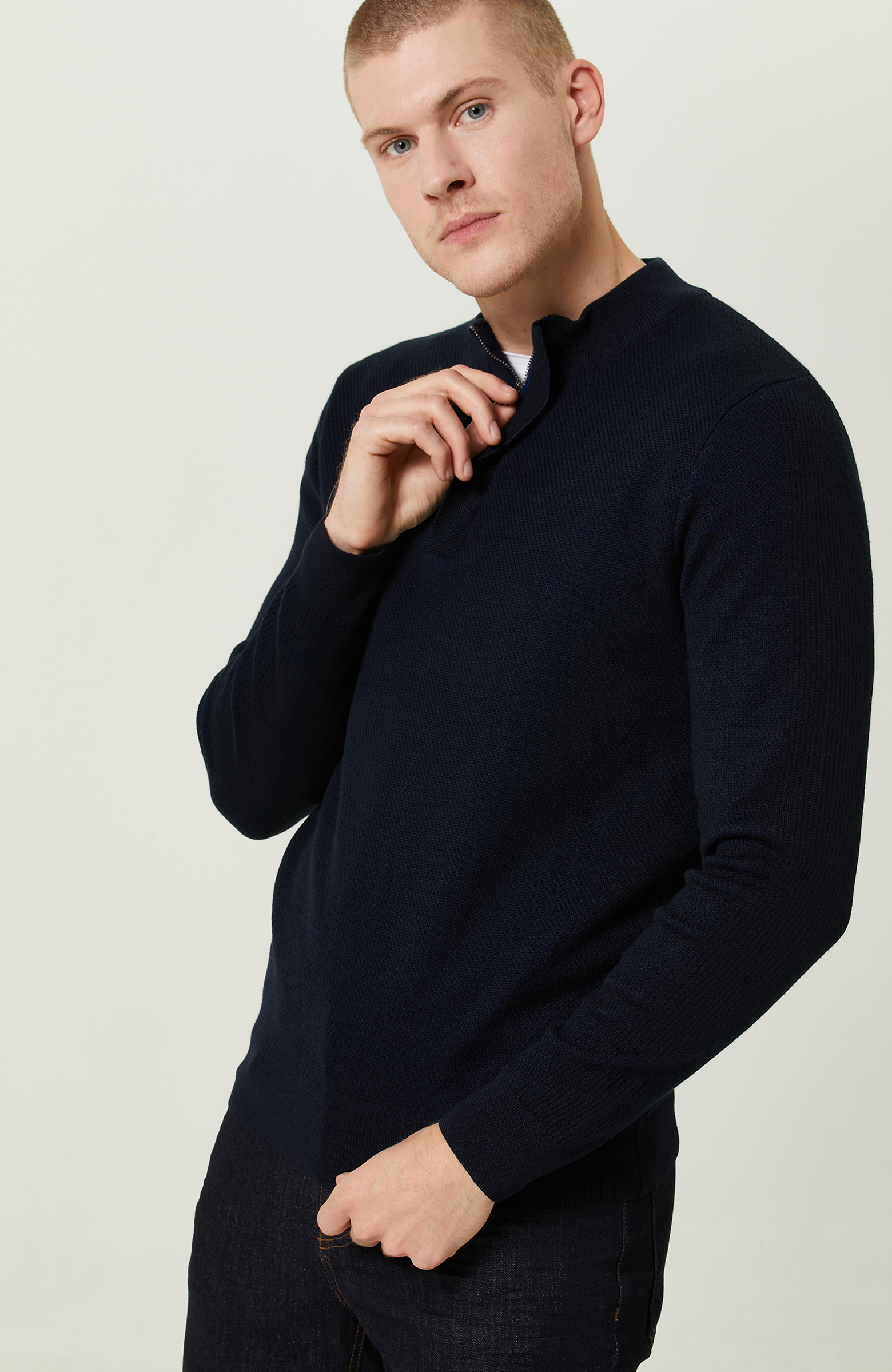 Dik Yaka Lacivert Jakarlı Triko Kazak