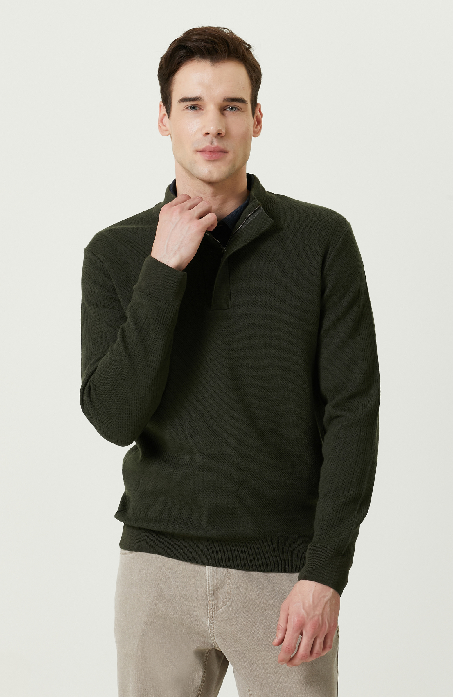 Dik Yaka Haki Jakarlı Triko Kazak