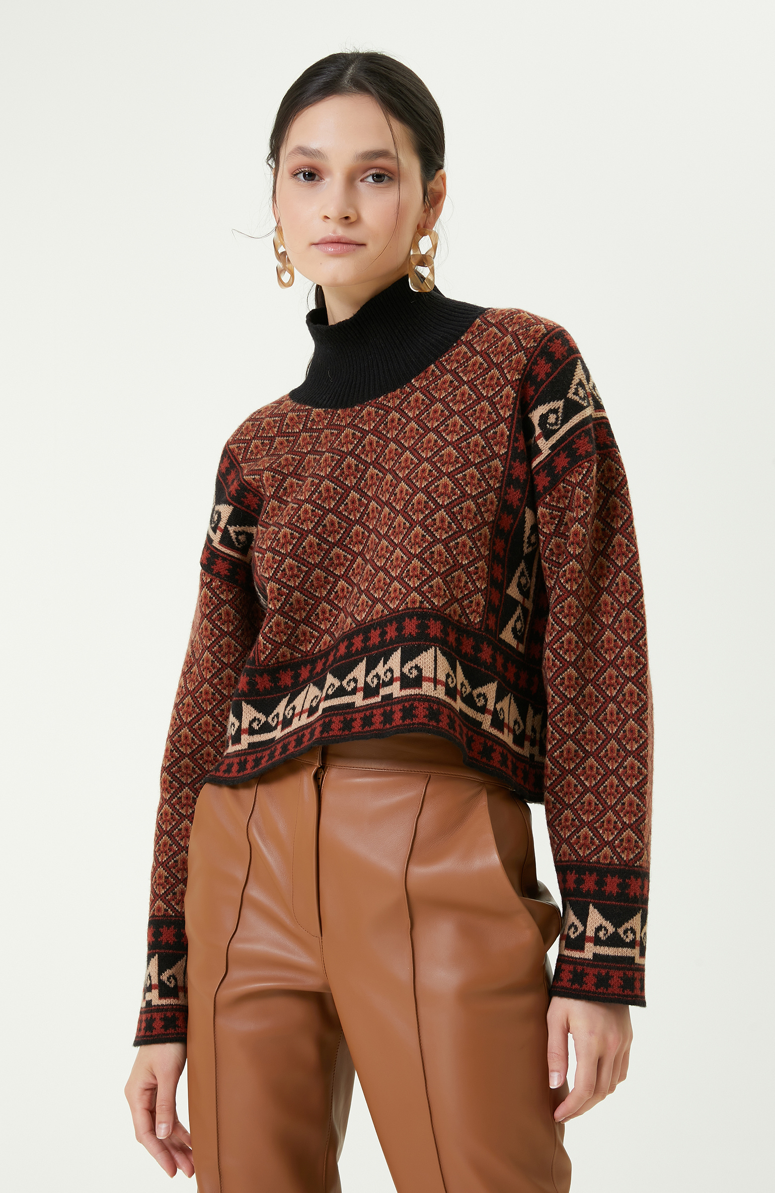 Siyah Kahverengi Desenli Dik Yaka Triko Kazak