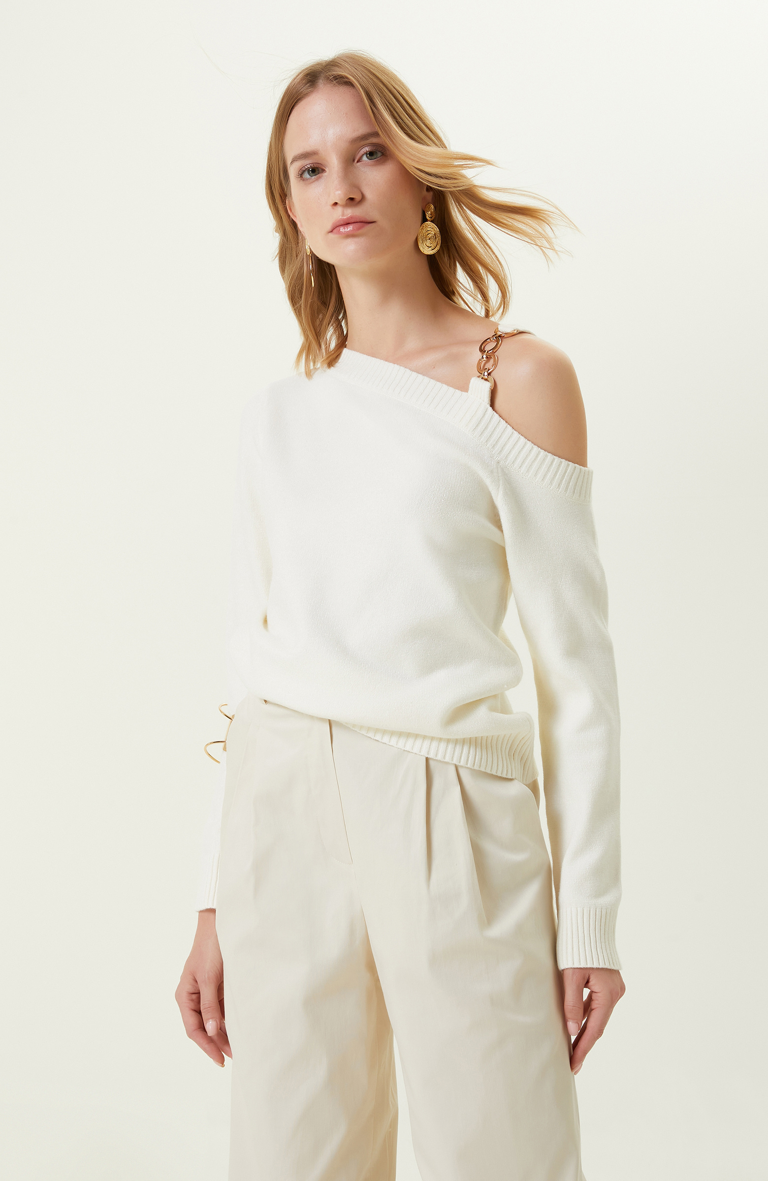 Ekru Omuz Dekolteli Triko Kazak