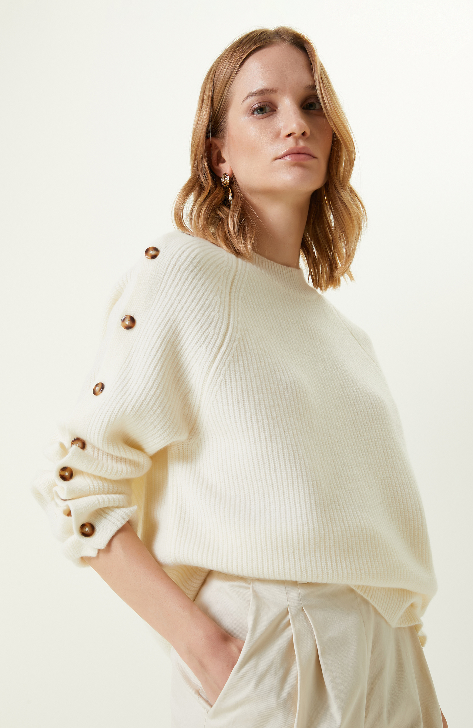 Ekru Kolları Düğme Detaylı Triko Kazak