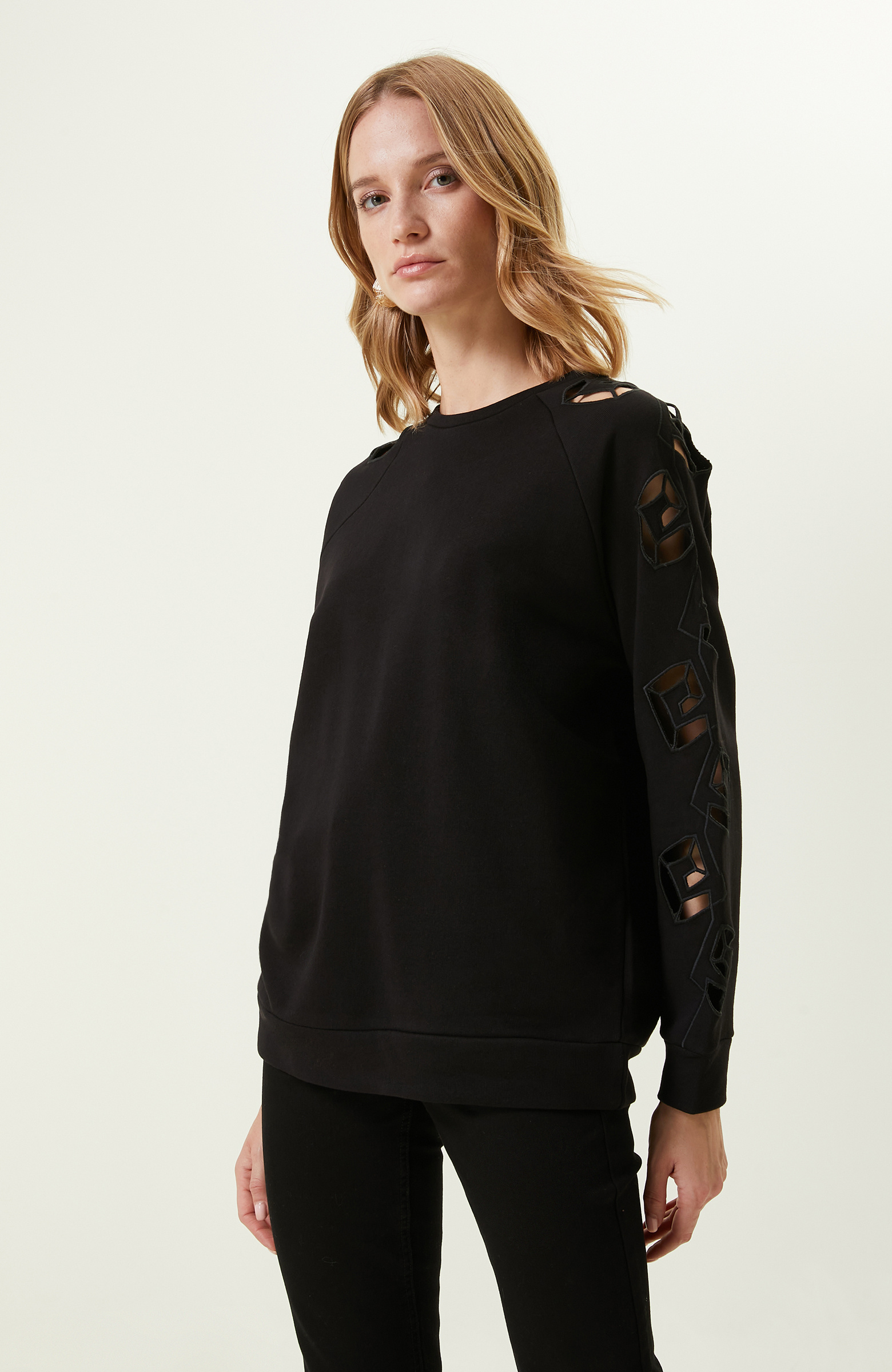 Siyah Pamuklu Kolları Nakışlı Sweatshirt