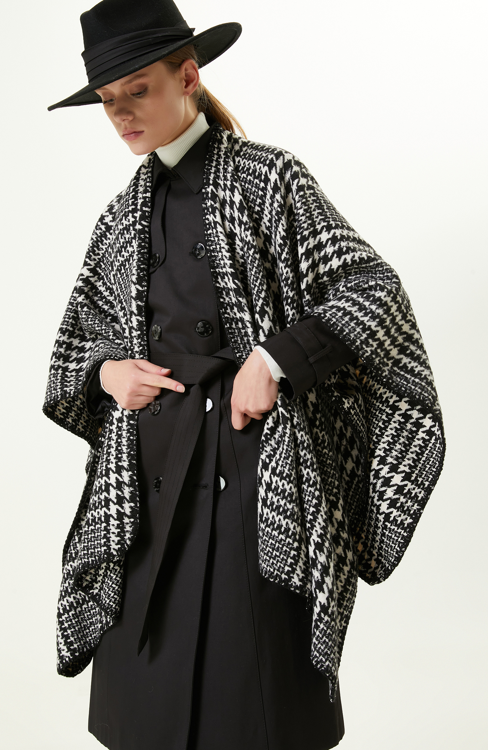 Kazayağı Desenli Siyah Beyaz Panço