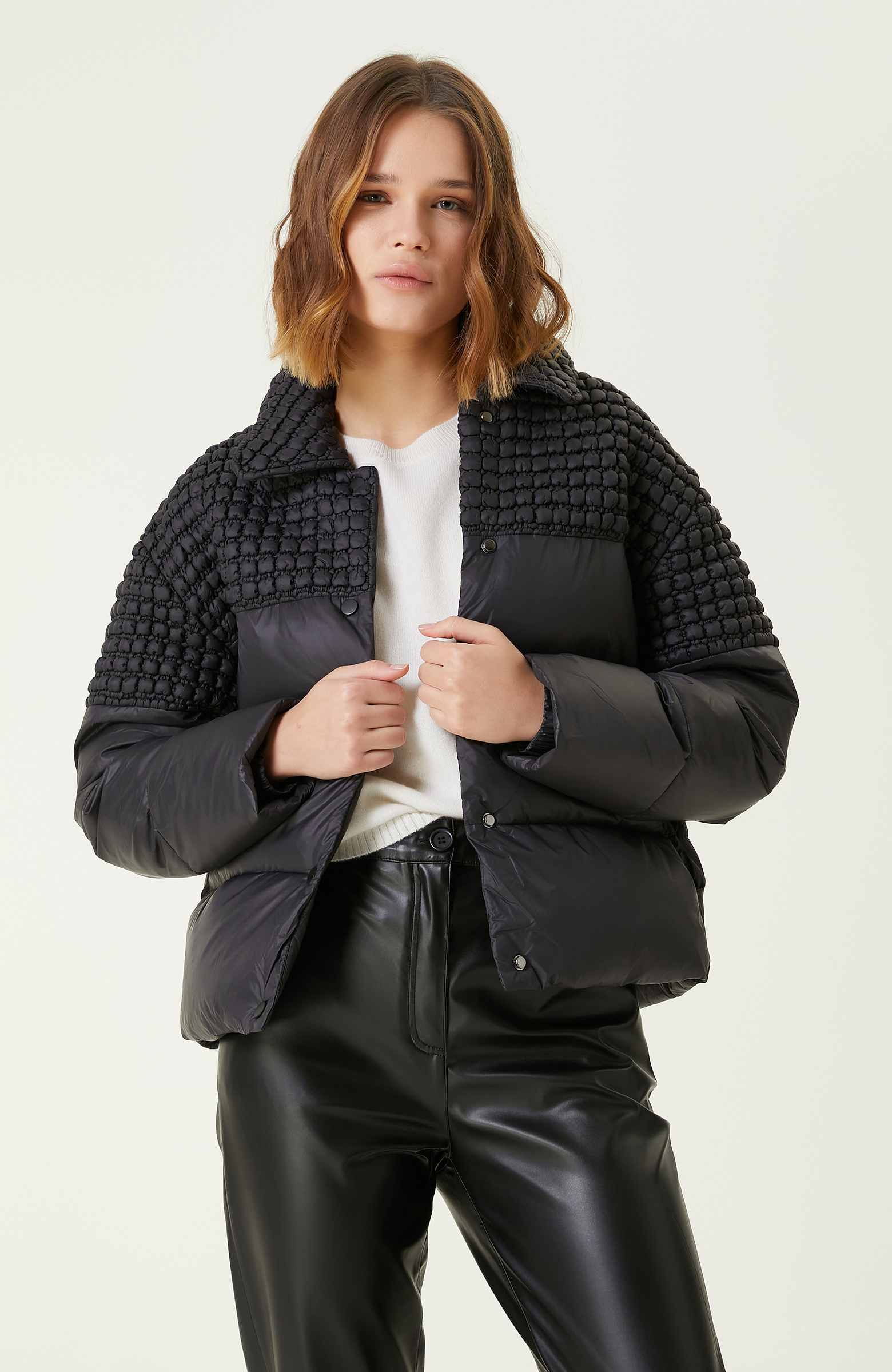 Siyah Kapitoneli Mont