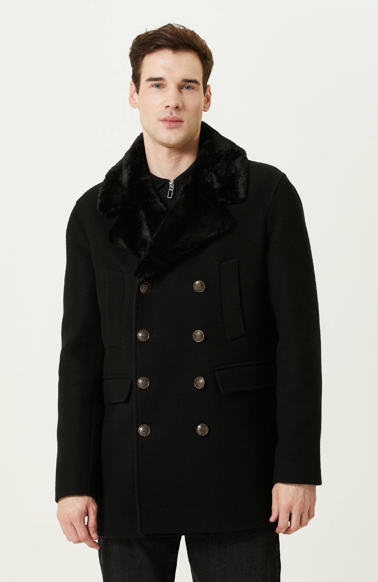 Yakası Kürklü Siyah Kaban