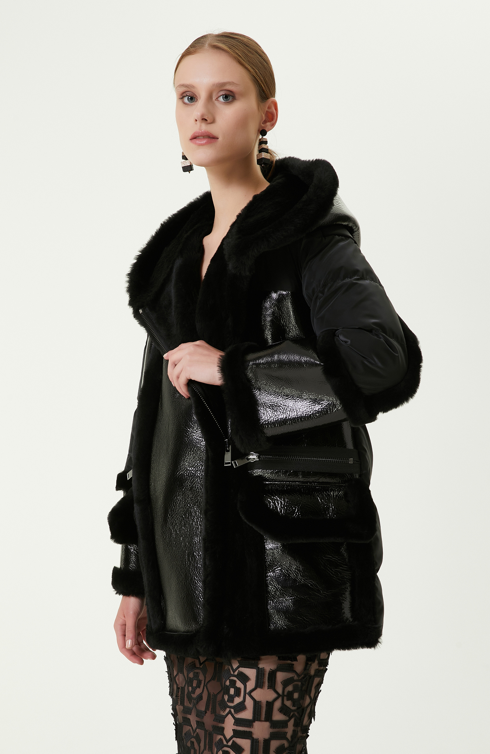 Kapüşon Yaka Siyah Deri Kaban