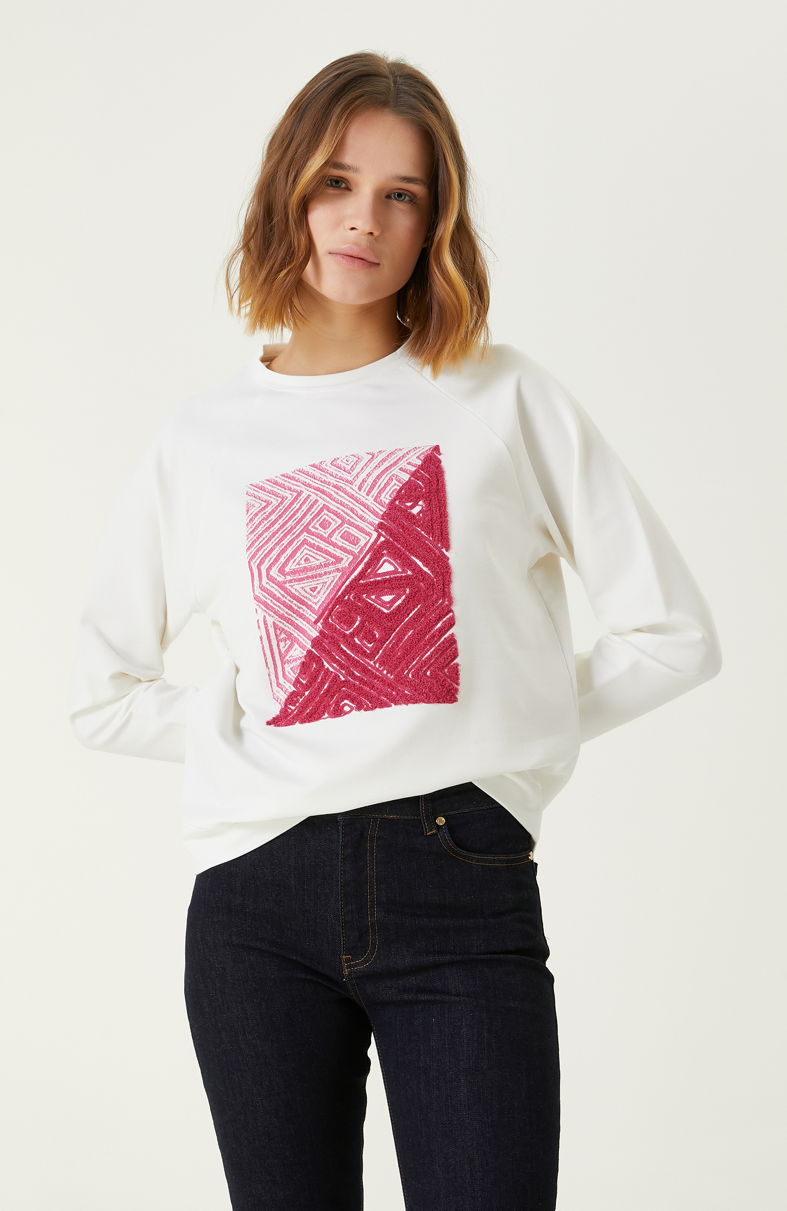 Ekru Nakışlı Sweatshirt