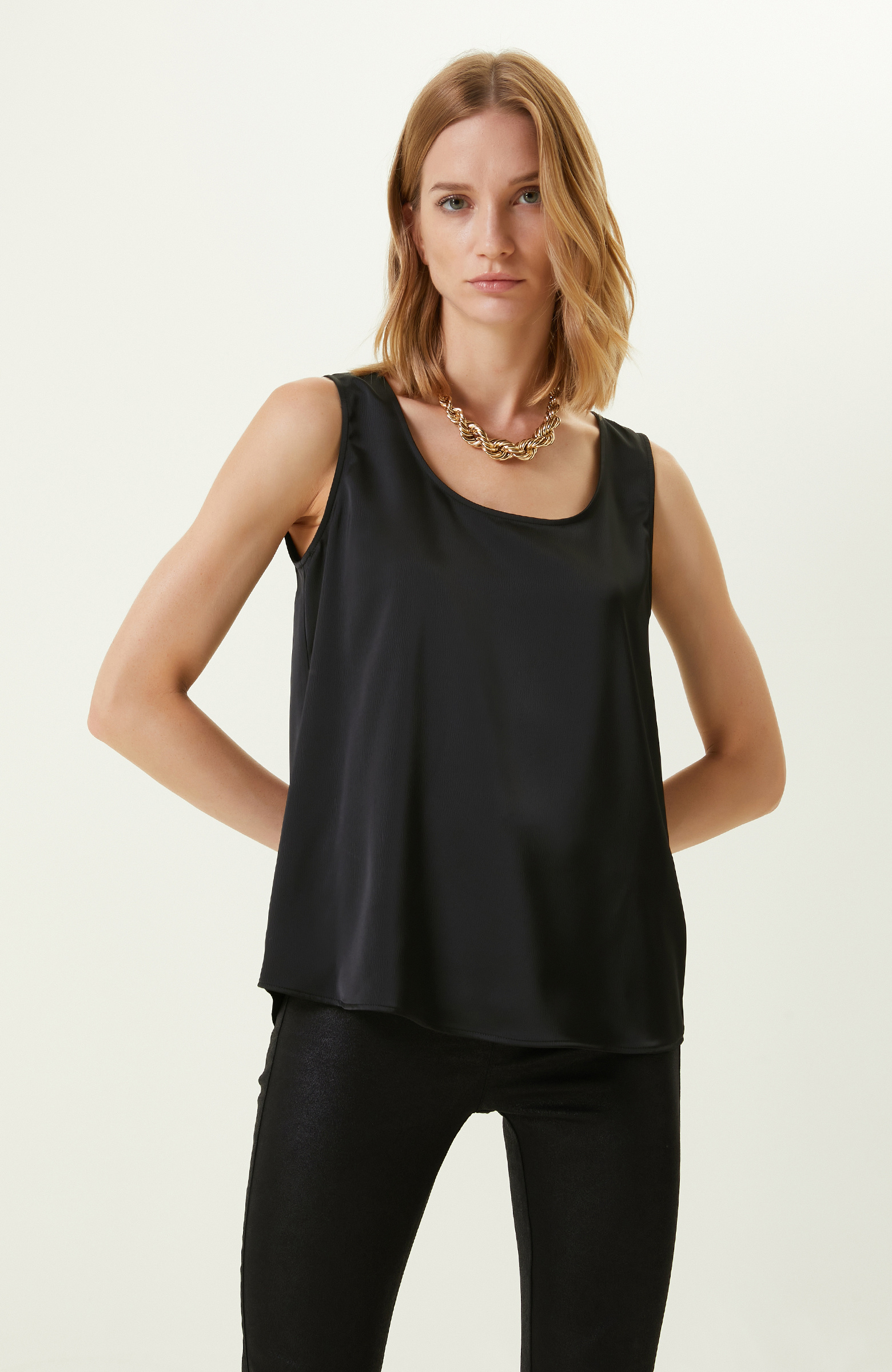 Siyah Kalın Askılı Bluz